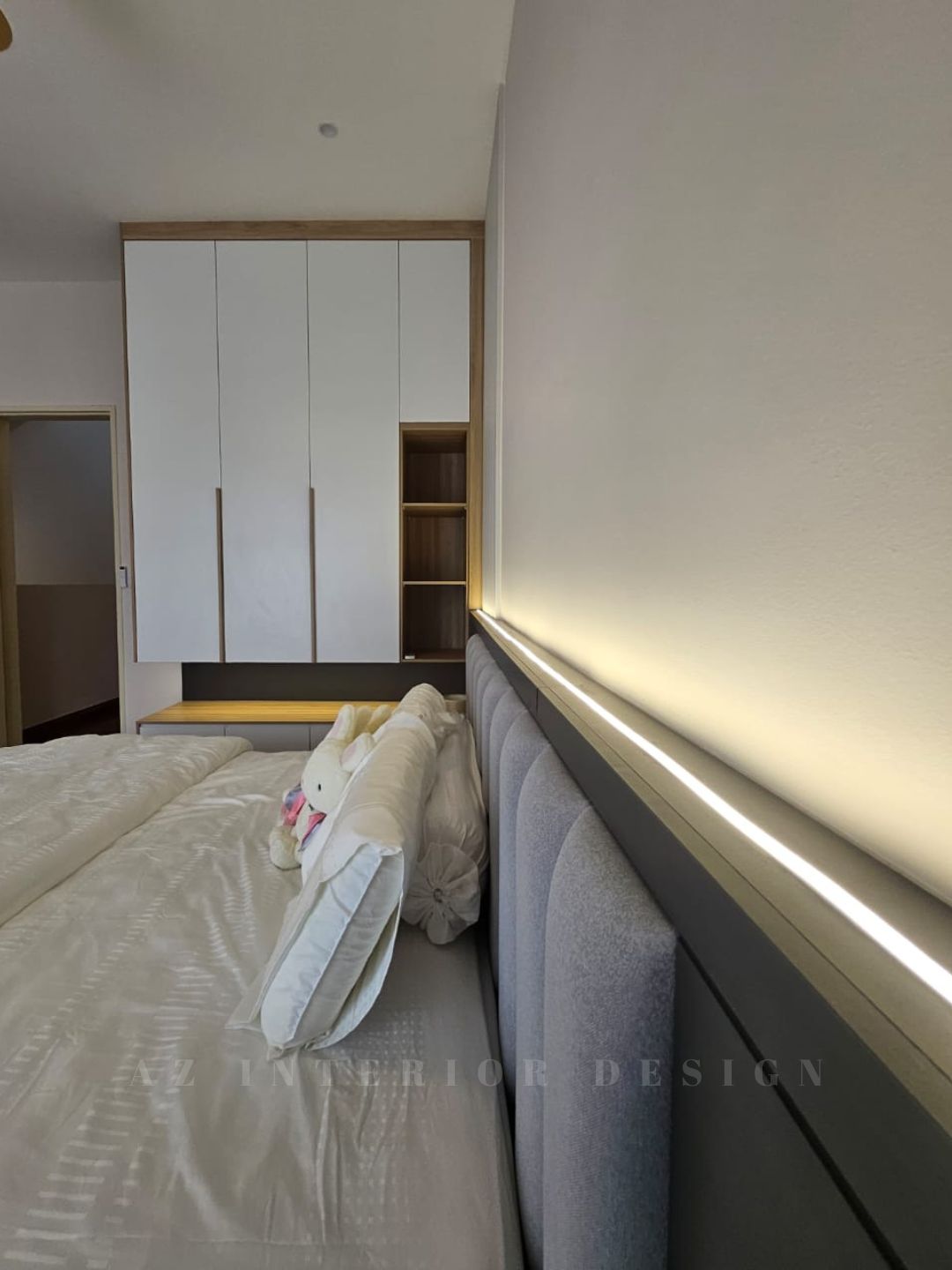 Minimalist Muji Bedroom With Padded Headboard And Built-in Wardrobe ...